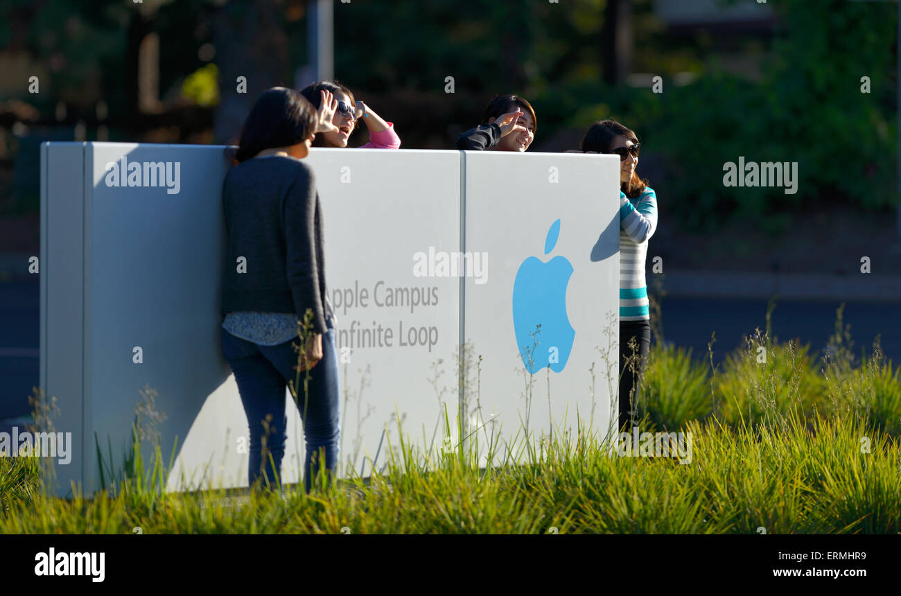 The Apple Inc. campus and headquarters at One Infinite Loop, Cupertino ...