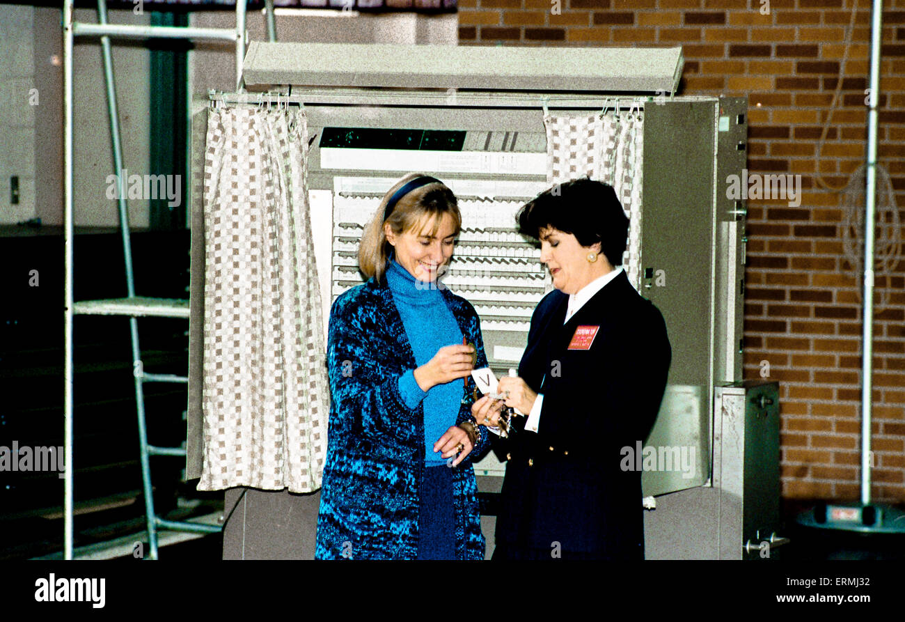 Little Rock, Arkansas,USA 3rd November 1992 Hillary Clinton getting ...