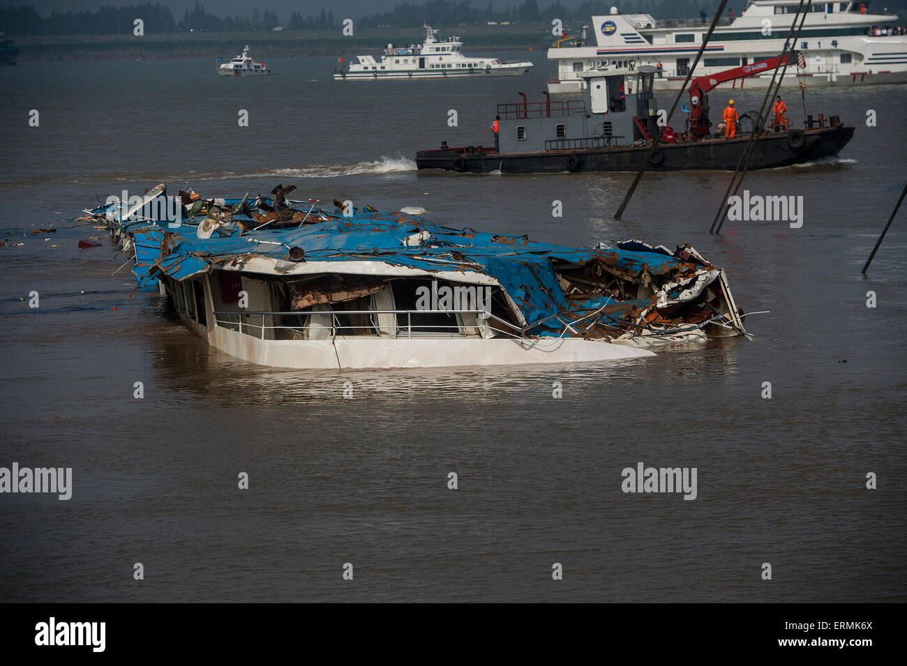 Capsized cruise ship hi-res stock photography and images - Alamy