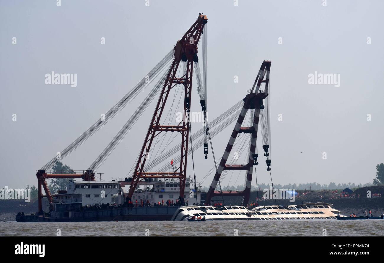 Capsized cruise ship hi-res stock photography and images - Alamy