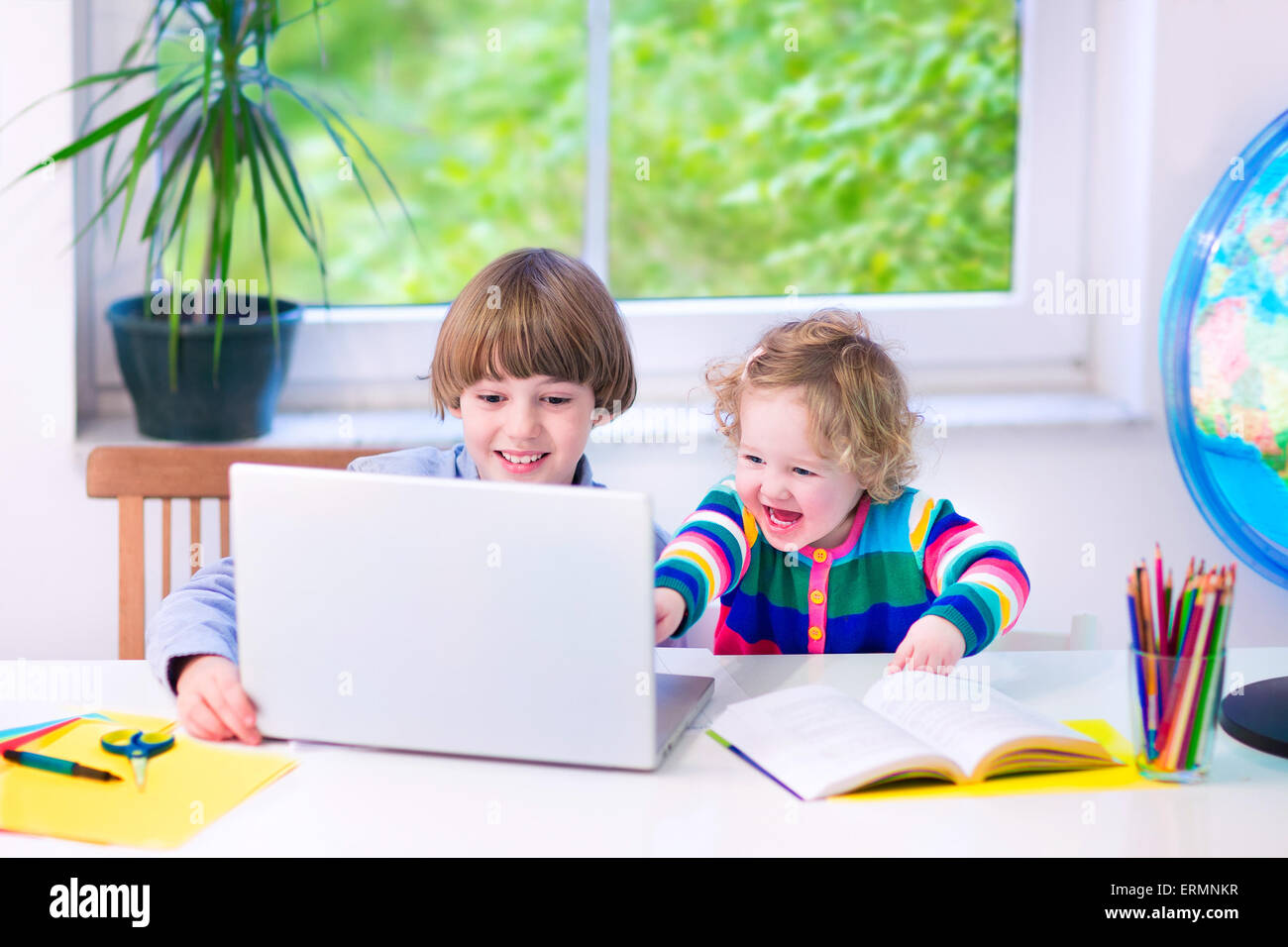 Children playing computer school hi-res stock photography and images ...