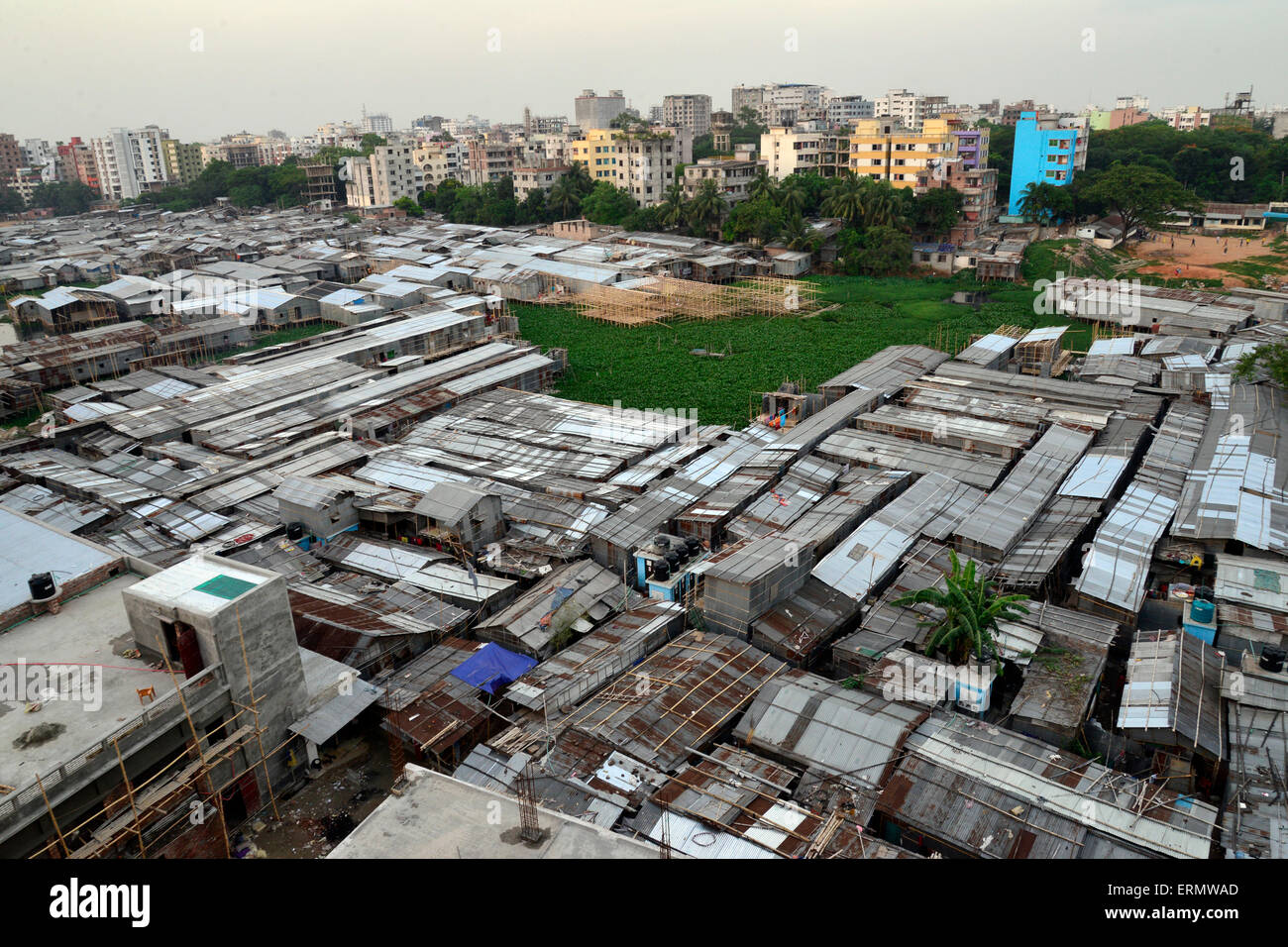 Dhaka, Bangladesh . 5th June, 2015. Bangladeshi slum peoples made homes ...