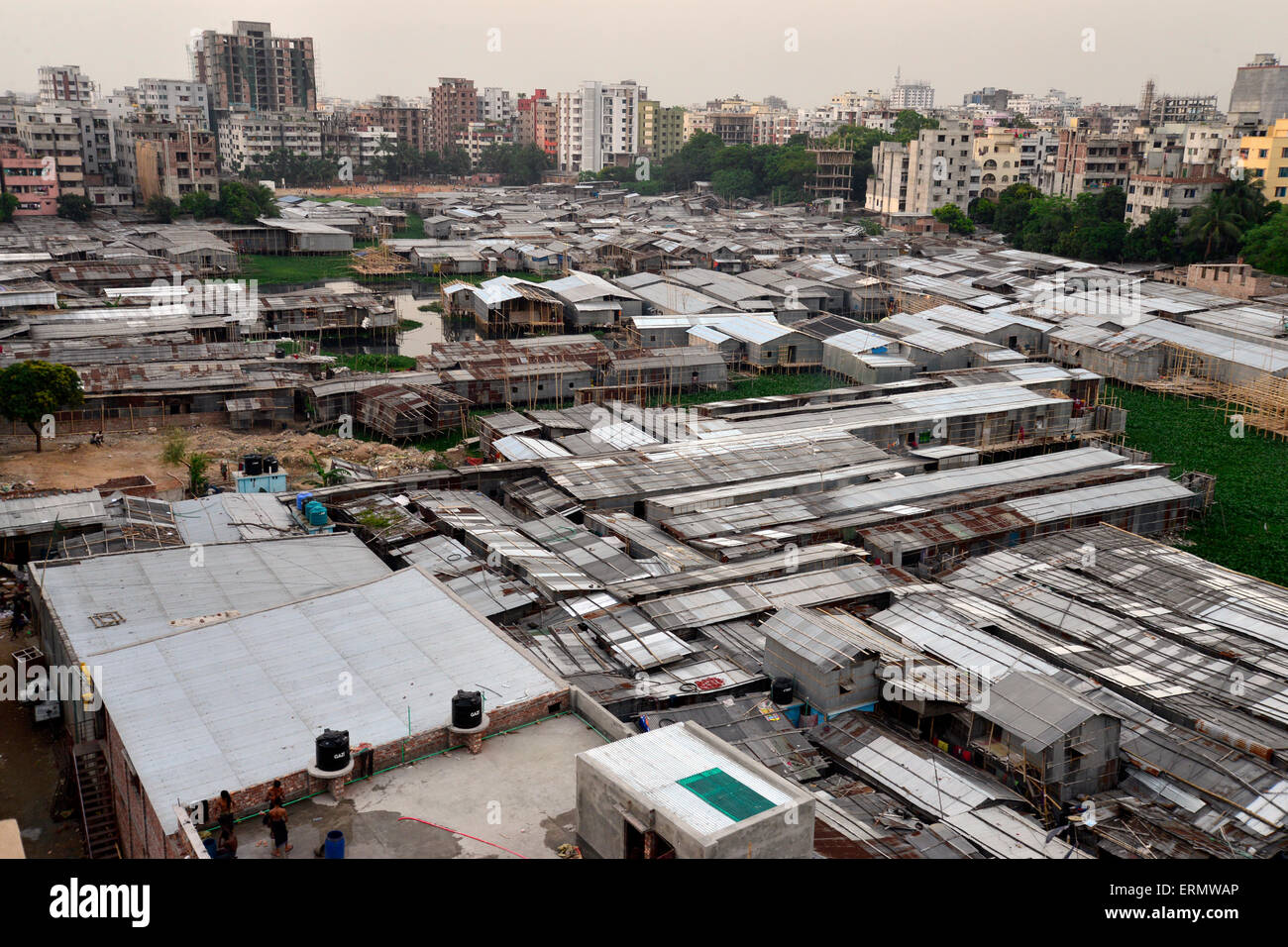 Dhaka, Bangladesh . 5th June, 2015. Bangladeshi slum peoples made homes ...