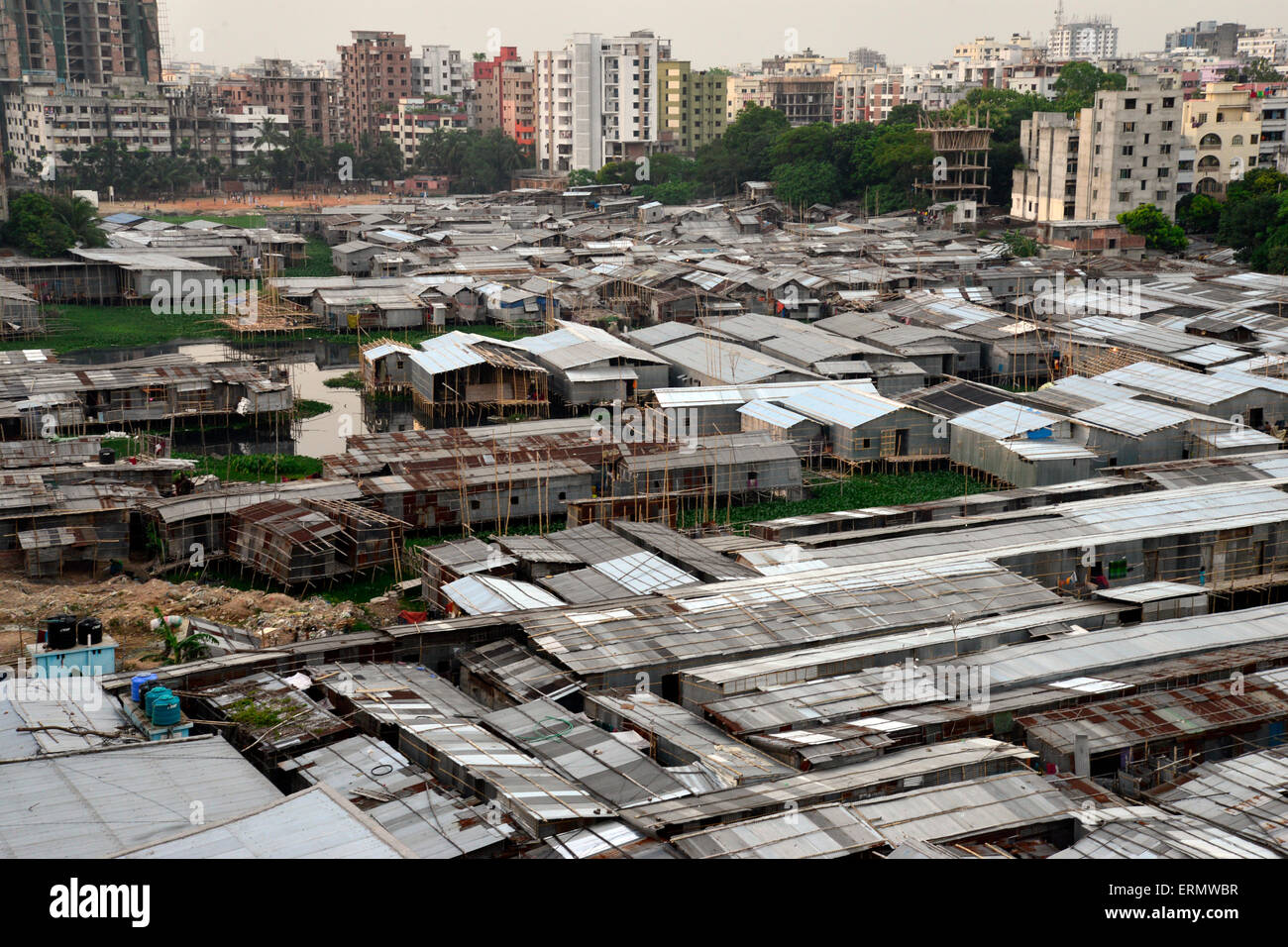 Dhaka, Bangladesh . 5th June, 2015. Bangladeshi slum peoples made homes ...