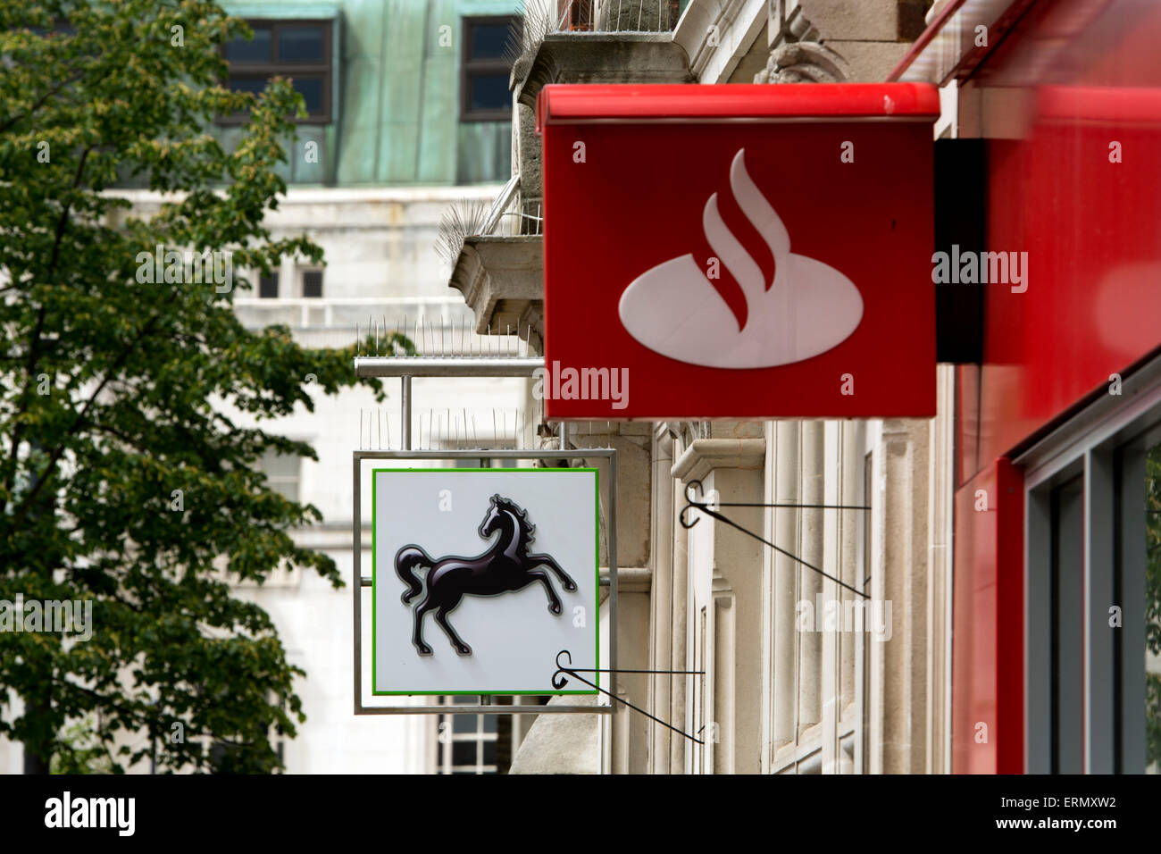 Banks signs uk hi-res stock photography and images - Alamy