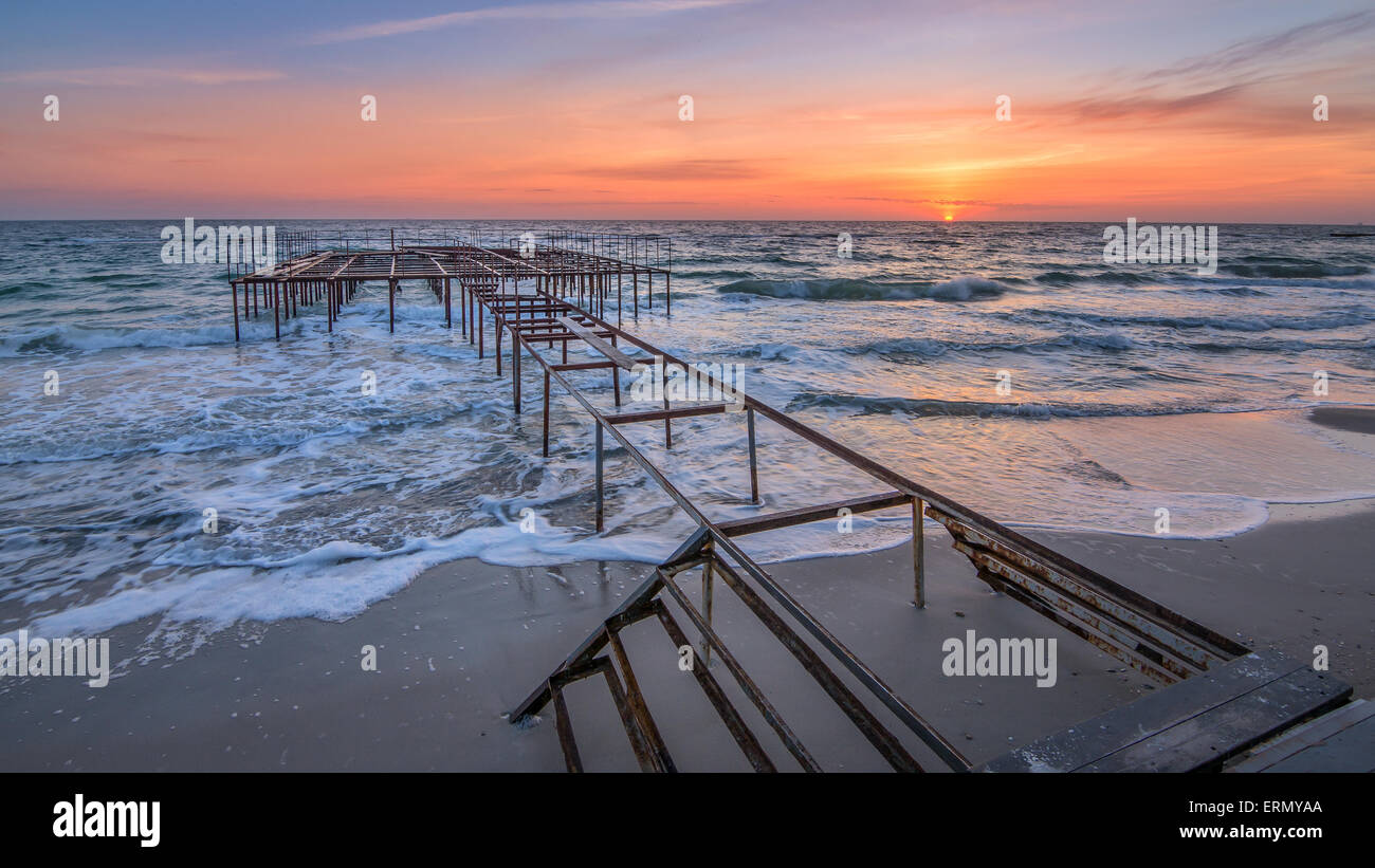 Pier ocean sun hi-res stock photography and images - Alamy