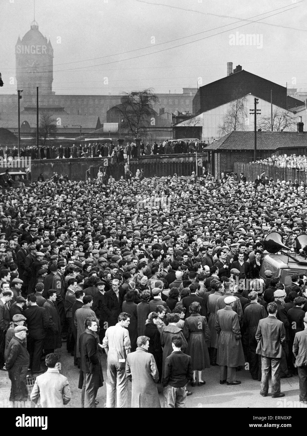 Clydebank singer sewing machine factory hi-res stock photography and ...