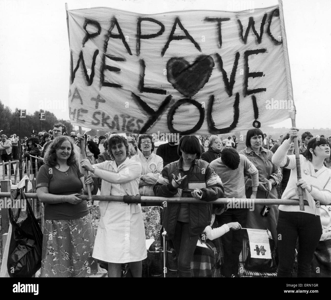 Congregation at Pope John Paul II Mass at Heaton Park, Manchester ...