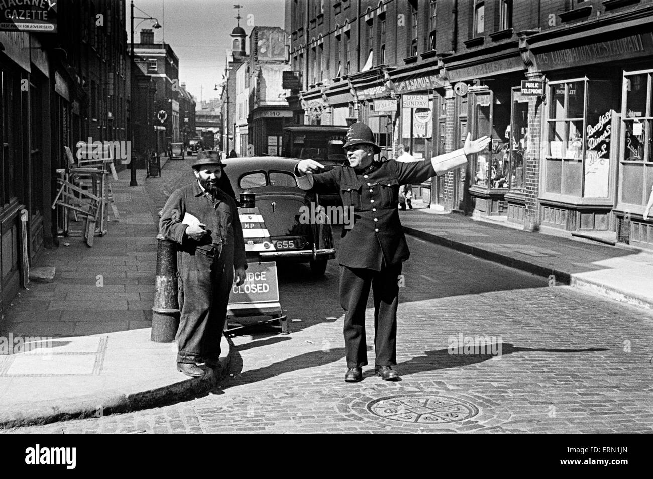 1940s policeman hi-res stock photography and images - Alamy