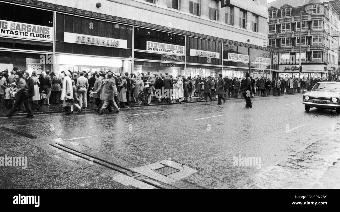Queue of people 1970s hi-res stock photography and images - Alamy