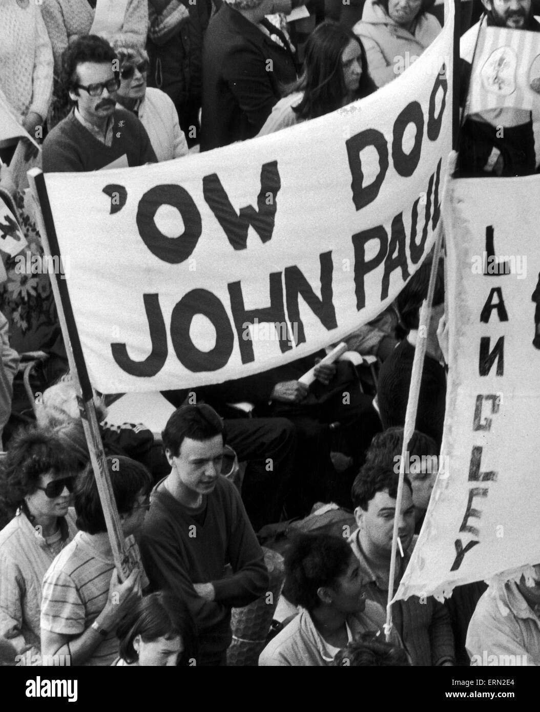 Congregation at Pope John Paul II Mass at Heaton Park, Manchester ...