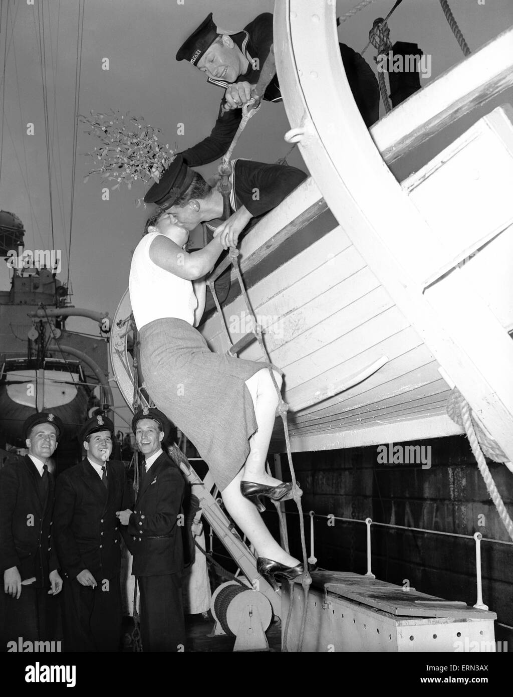 HMS Battleaxe, a battle class destroyer returns home to a warm welcome ...