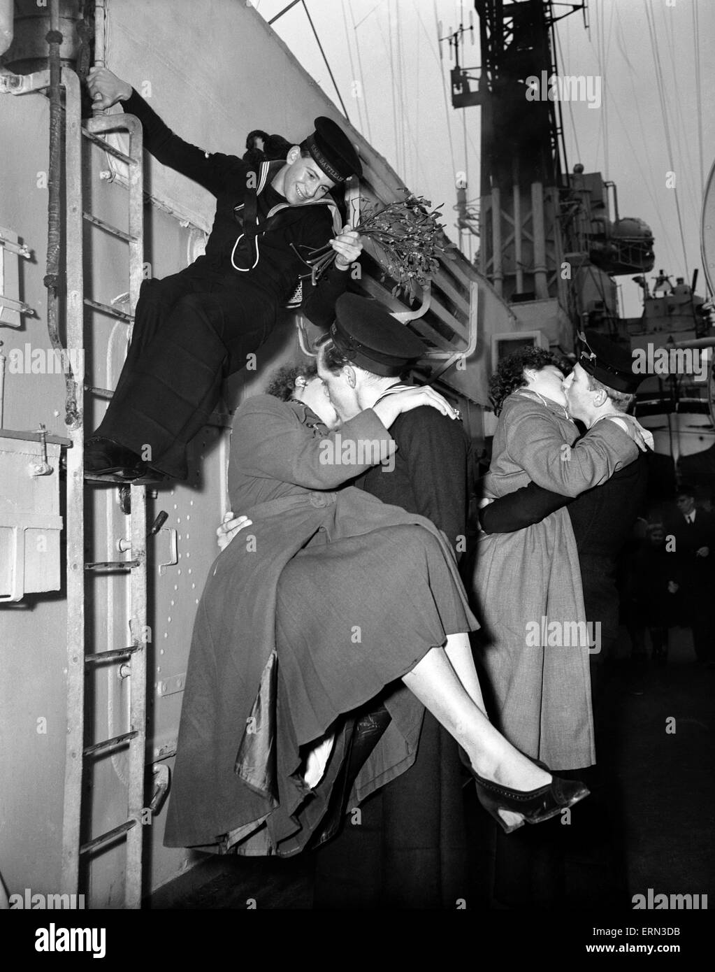 HMS Battleaxe, a battle class destroyer returns home to a warm welcome ...