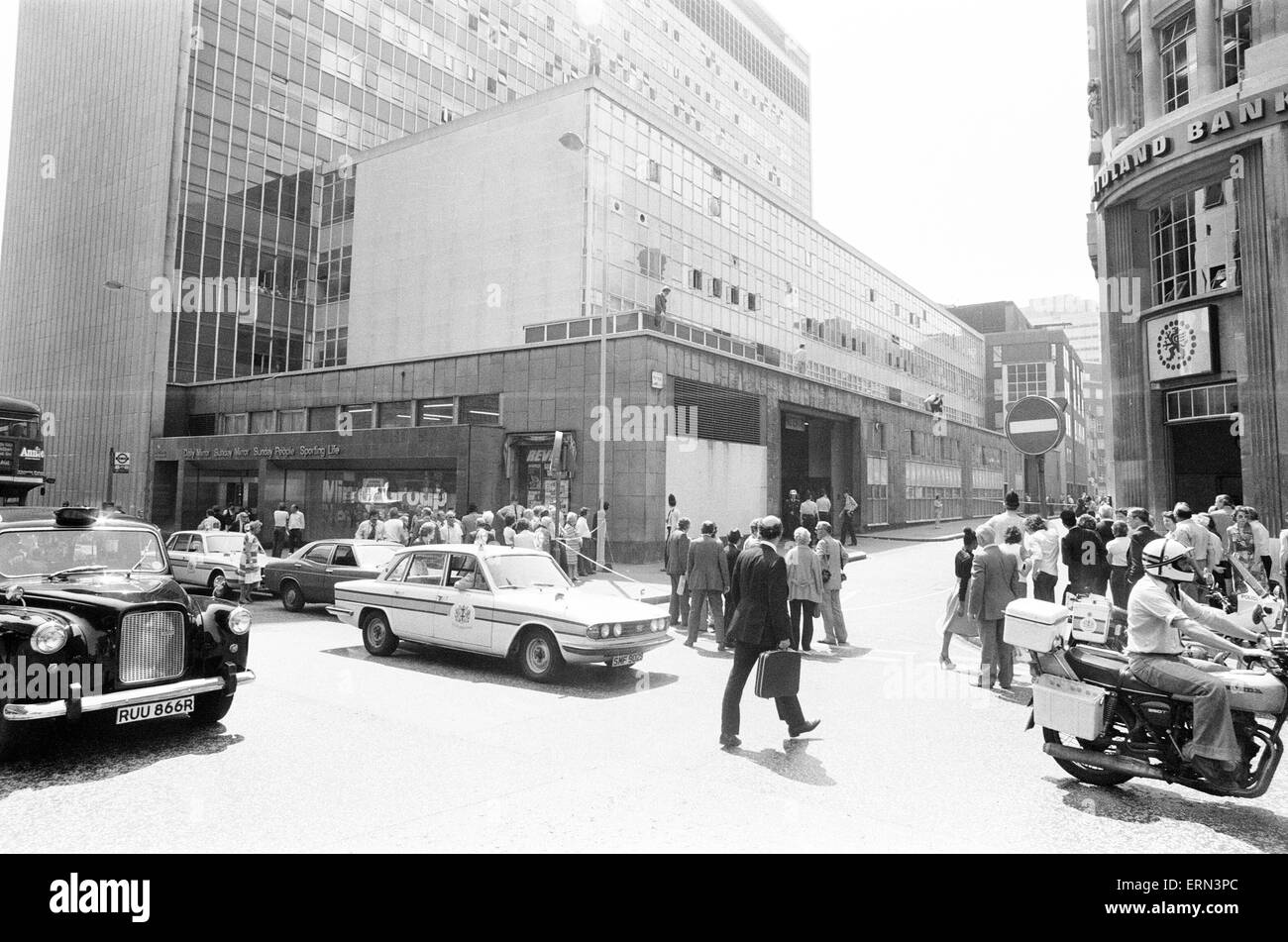 Armed Robbery committed at Daily Mirror Headquarters in Holborn, London ...