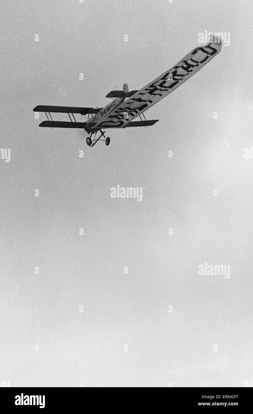 An Avro 504N seen here towing a Daily Herald banner 24th April 1932 ...