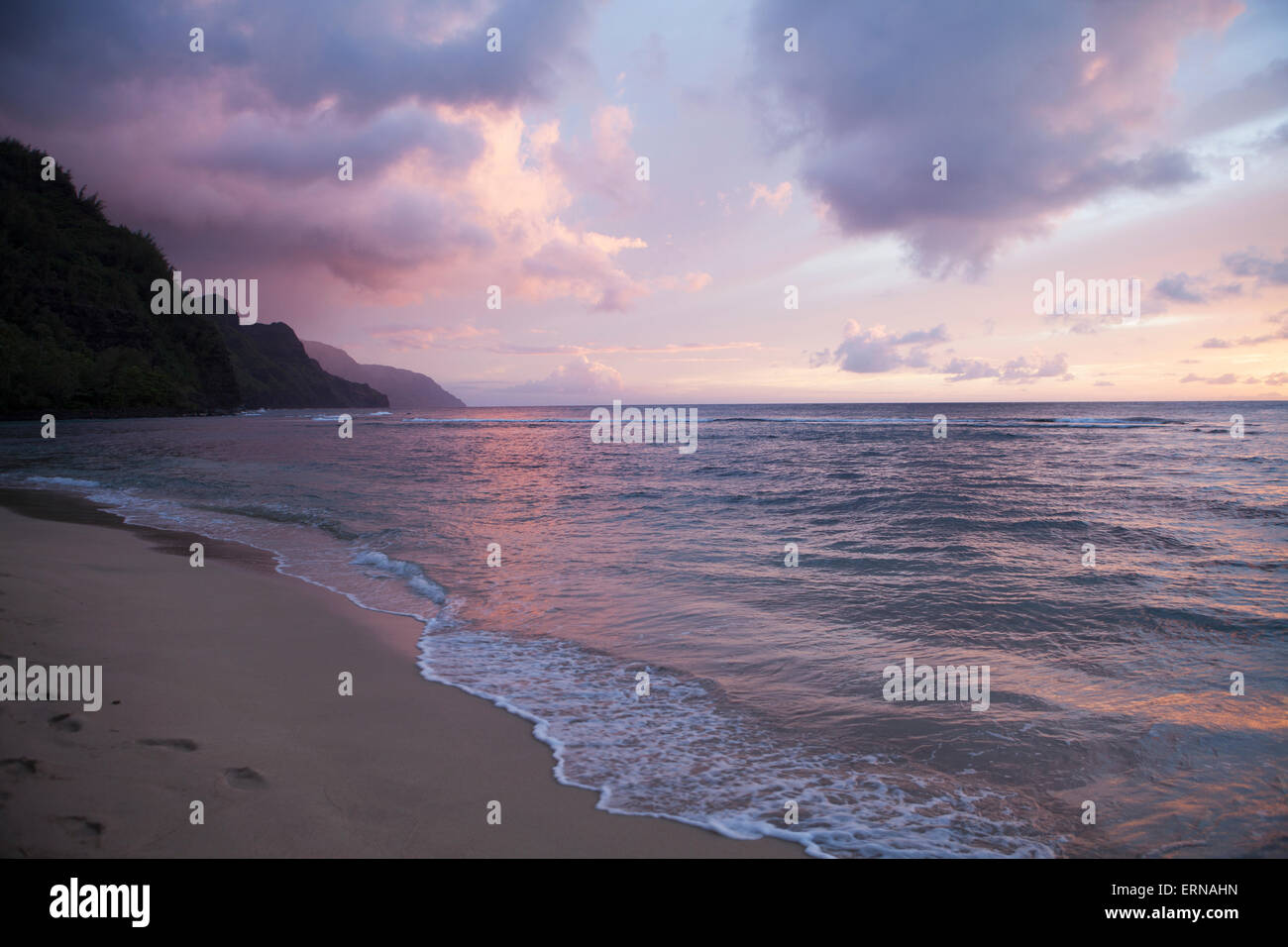 Haena haena state park beach hi-res stock photography and images - Alamy