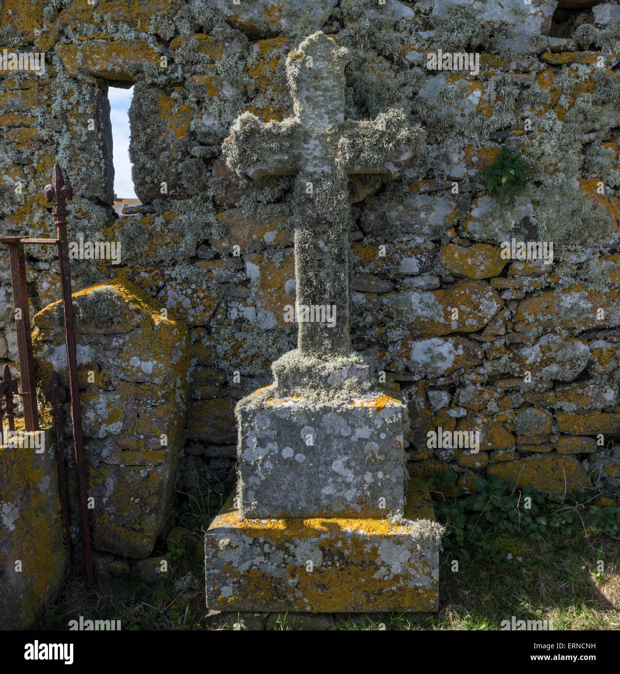 Lichen Encrusted Cross Howmore Stock Photo - Alamy