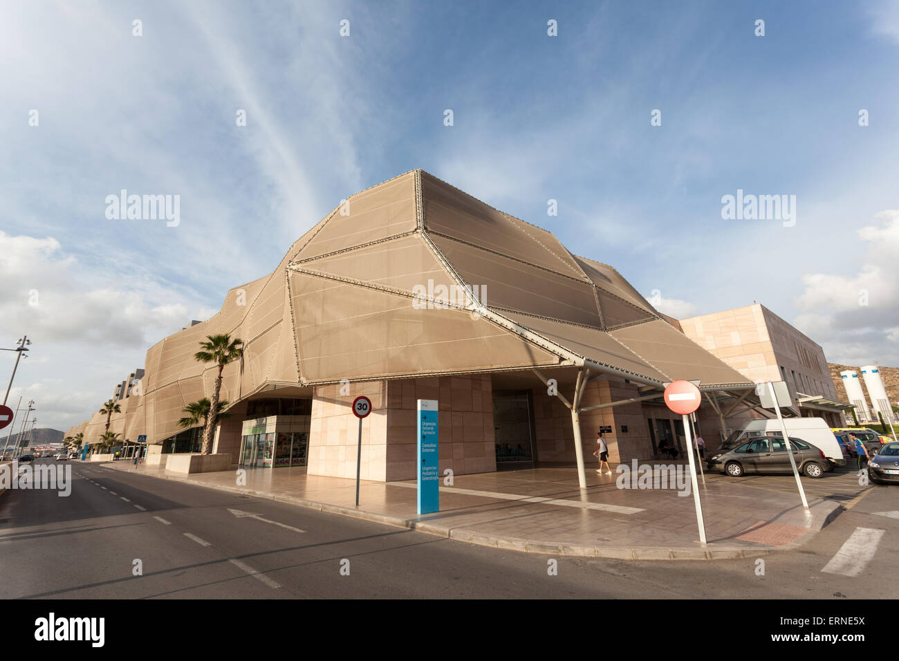 Modern hospital exterior spain hi-res stock photography and images - Alamy