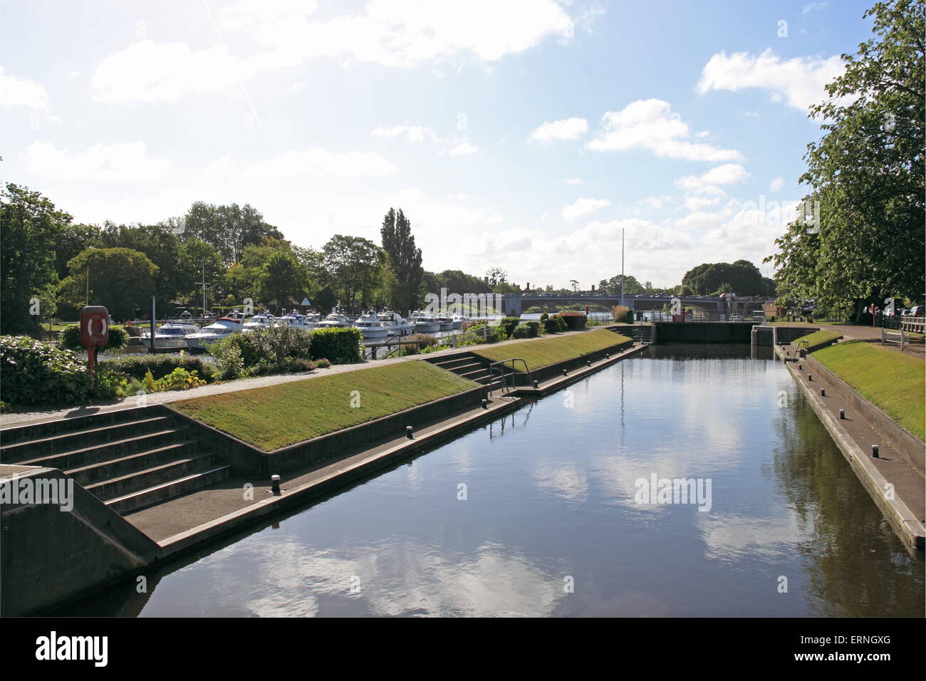 Molesey Lock, River Thames, Hampton Court, East Molesey, Surrey ...