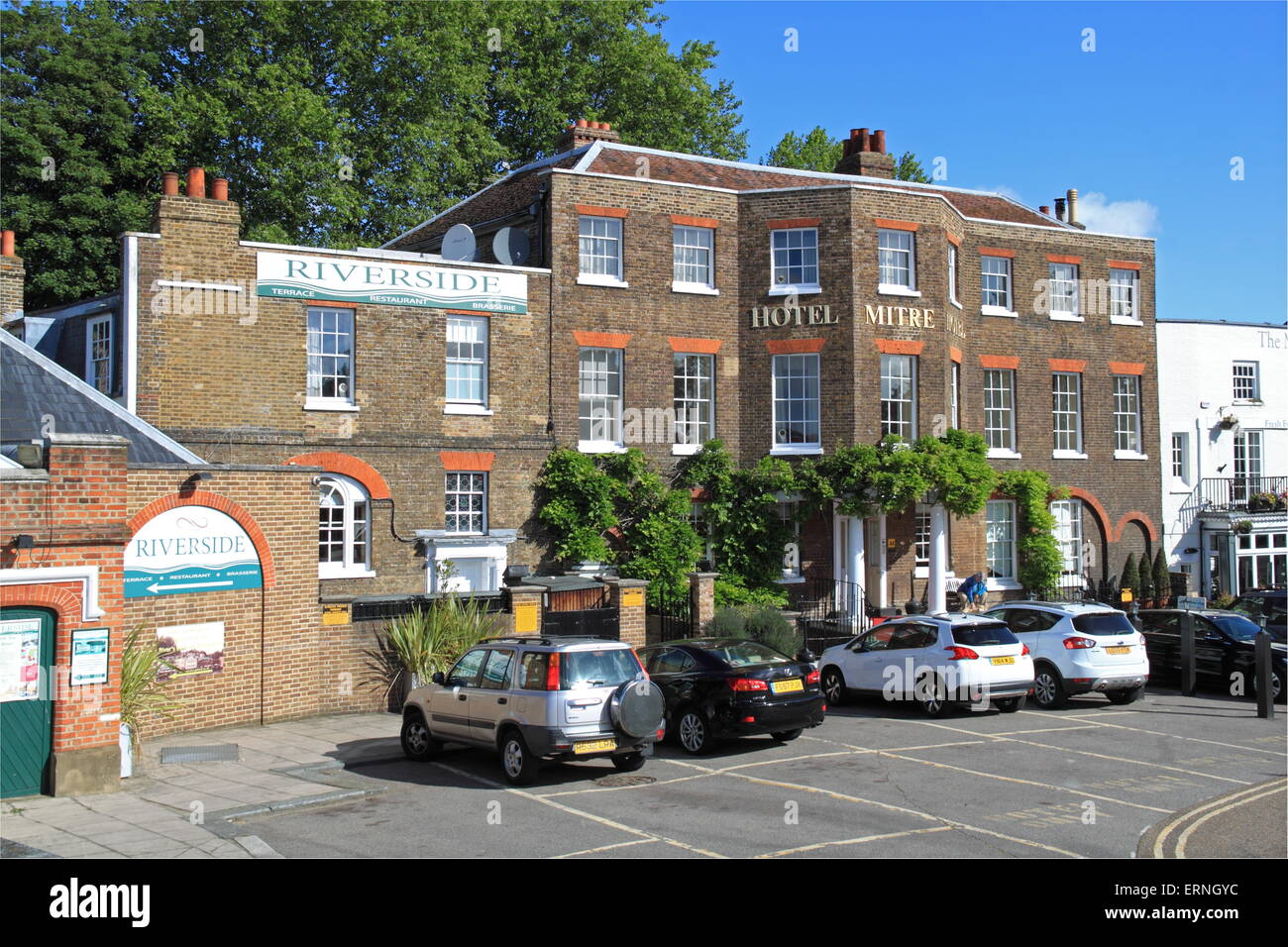 The mute swan pub hampton court hi-res stock photography and images - Alamy