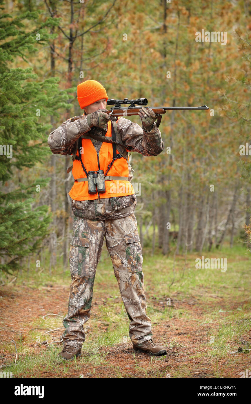 Hunter aiming rifle hi-res stock photography and images - Alamy