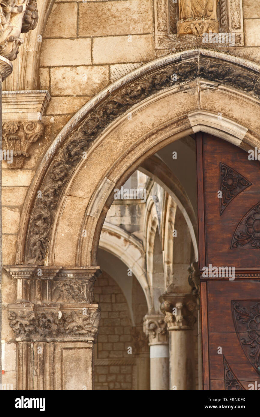 Classic doorway revealing an courtyard of arches and pillars Stock ...