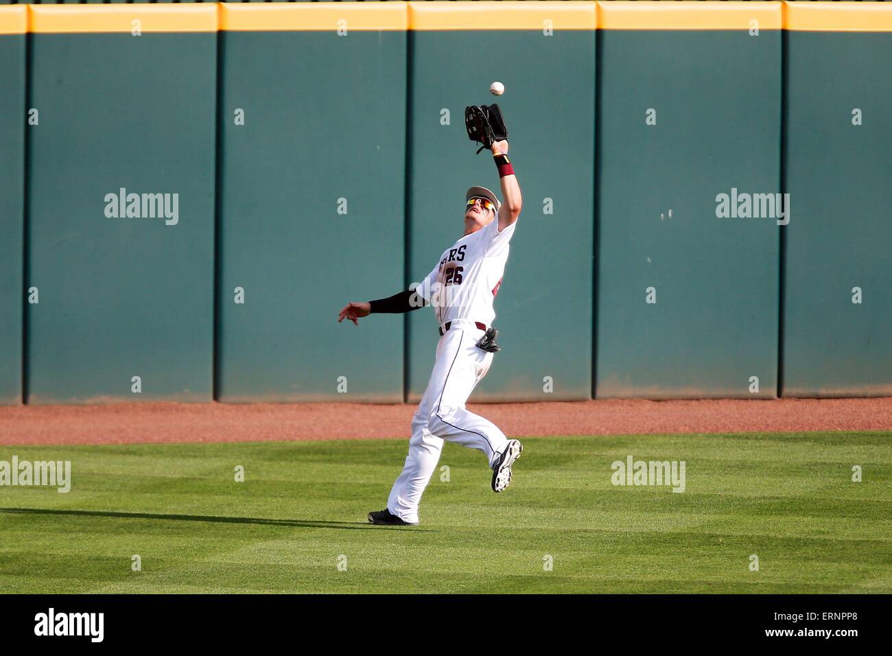 Fayetteville, AR. 5th June, 2015. Bears center fielder Tate Matheny #26 ...