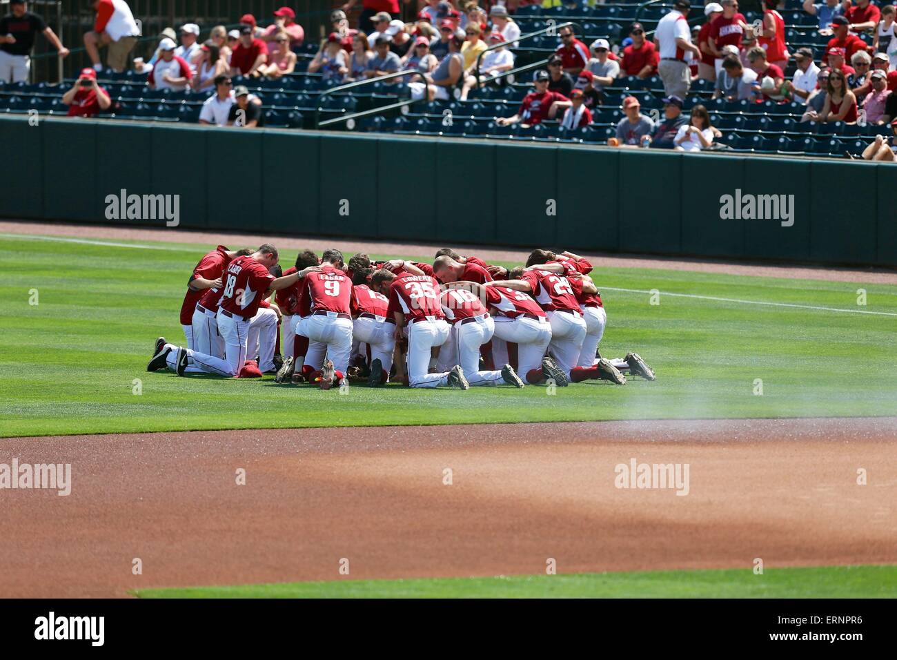 Fayetteville, AR. 5th June, 2015. The Razorback team gathers in swallow ...