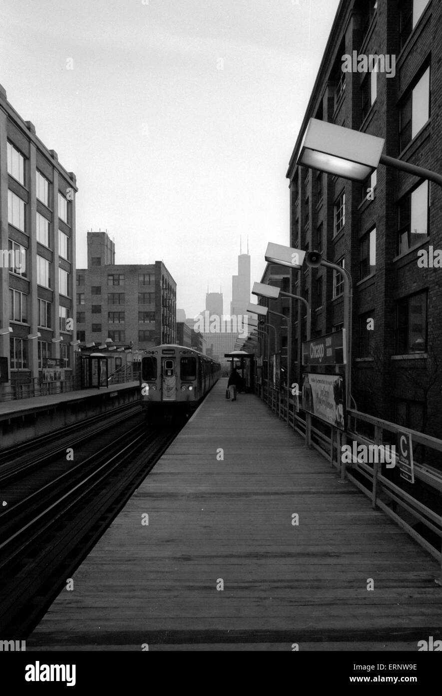 Chicago, IL, 14-Dec-1996: El Train platform on Chicago station (300W ...