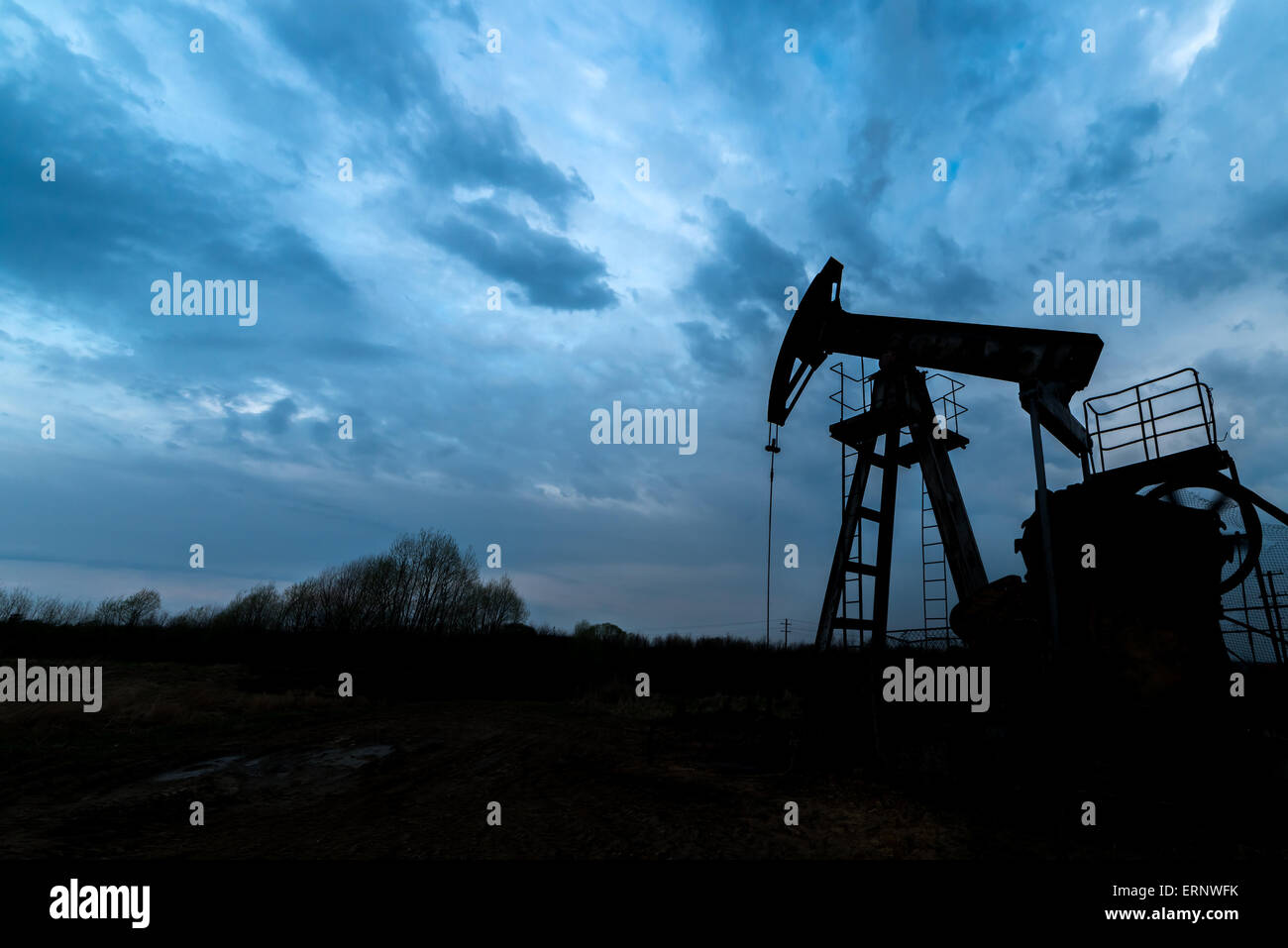 Oil pump sunset hi-res stock photography and images - Alamy