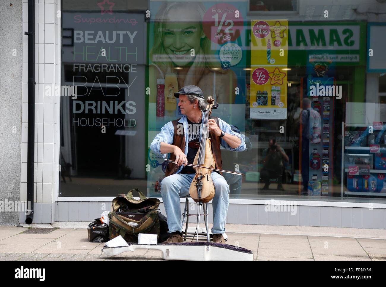 A Busker playing an electric Cello Stock Photo - Alamy