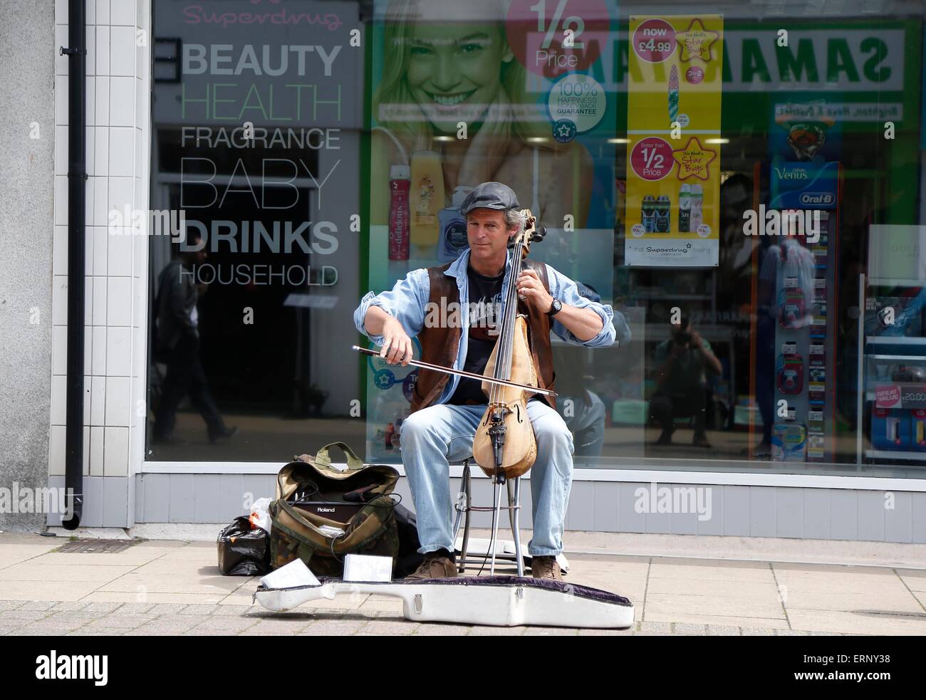 Electric cello hi-res stock photography and images - Alamy