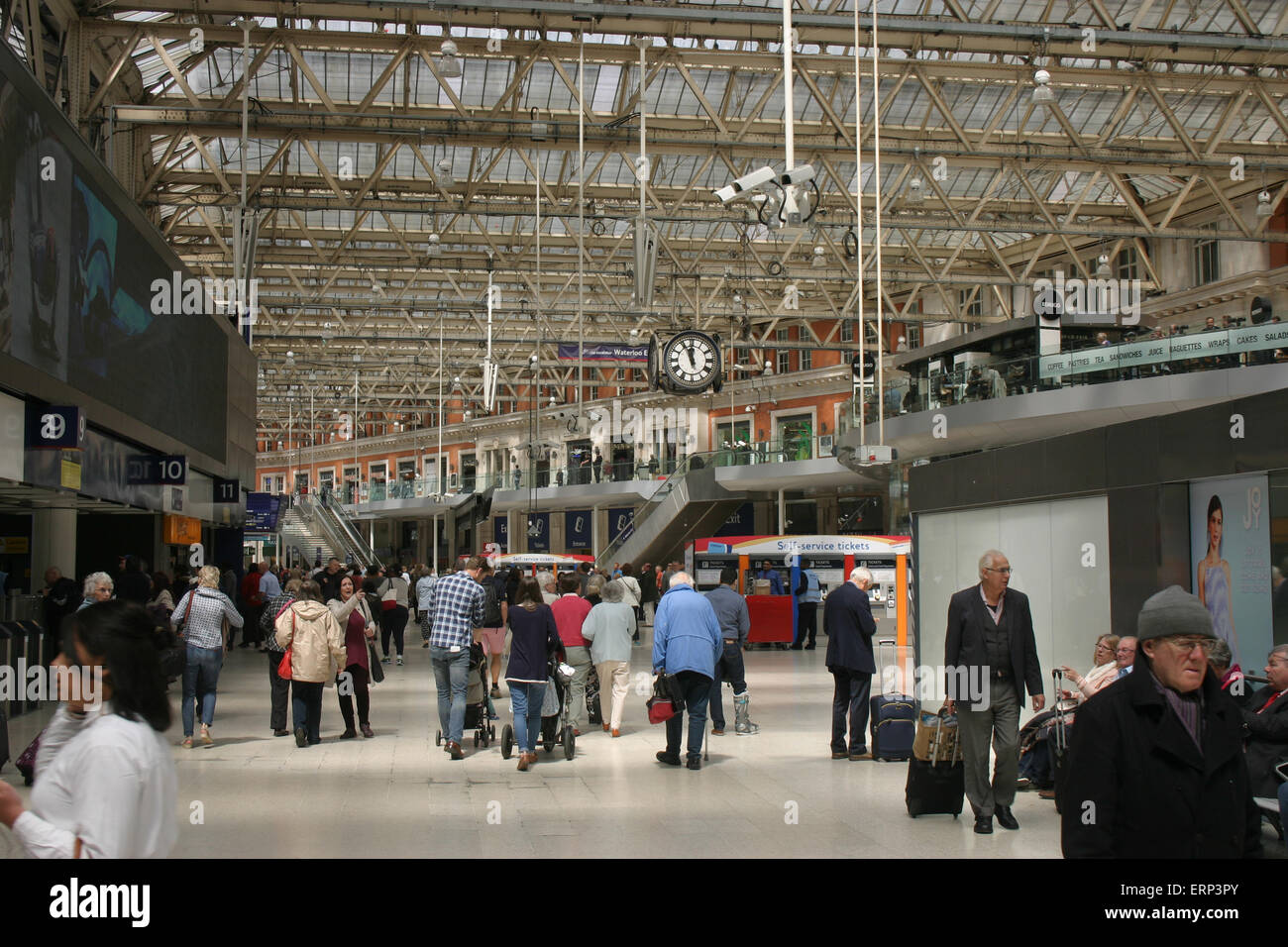 LONDON WATERLOO STATION CONCOURSE Stock Photo - Alamy