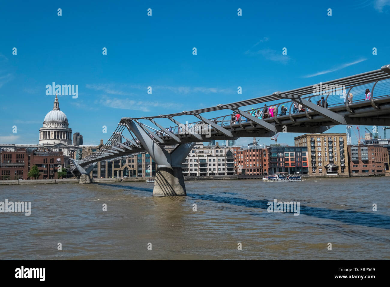 London suspension bridge over the thames hi-res stock photography and ...
