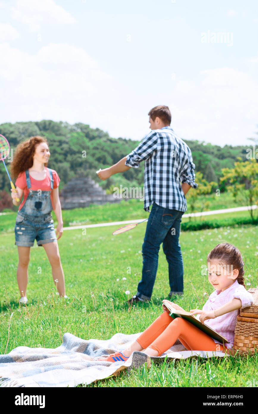 Family playing badminton hi-res stock photography and images - Alamy