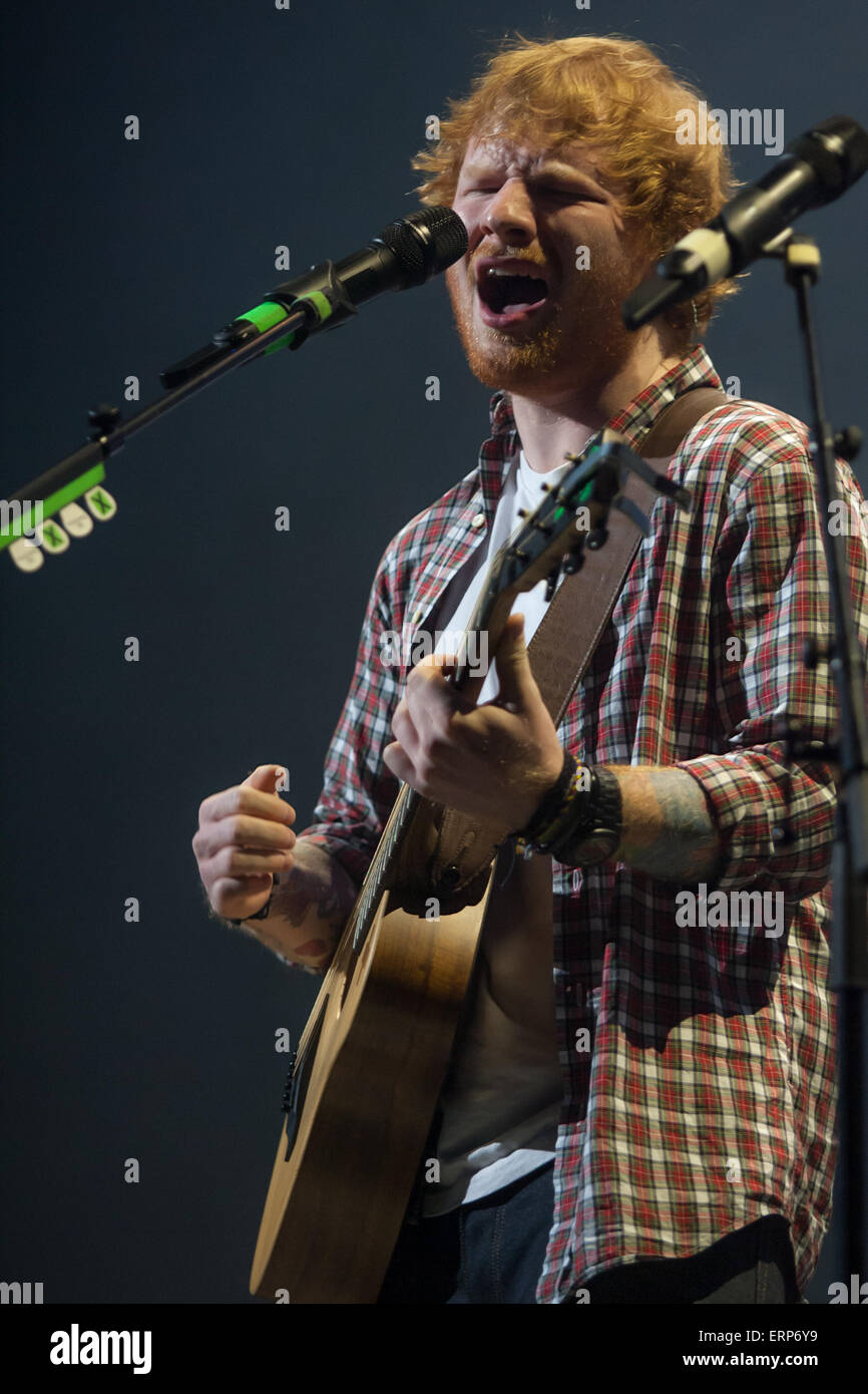 Ed sheeran concert hi-res stock photography and images - Alamy