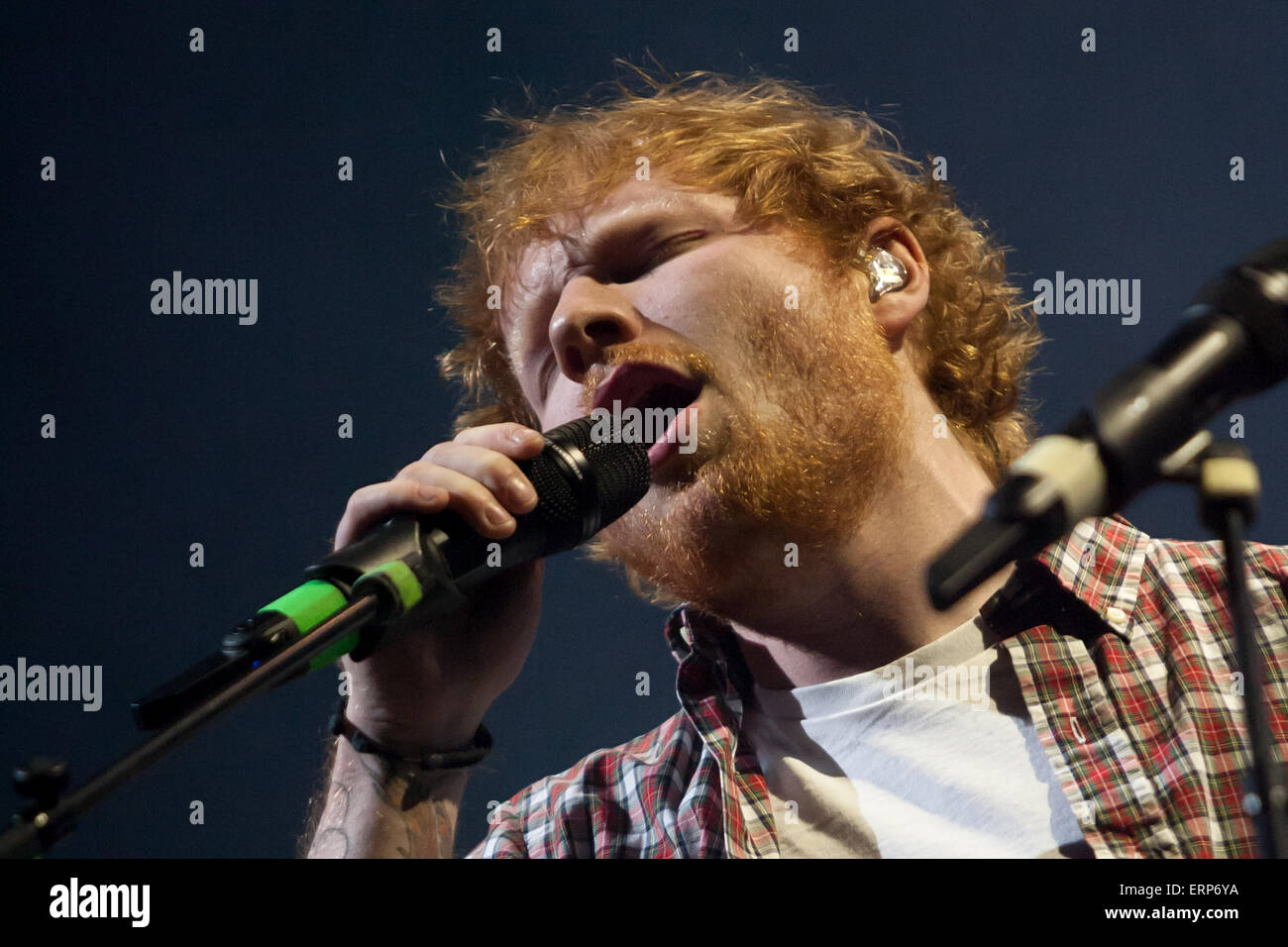 Singer sheeran hi-res stock photography and images - Alamy