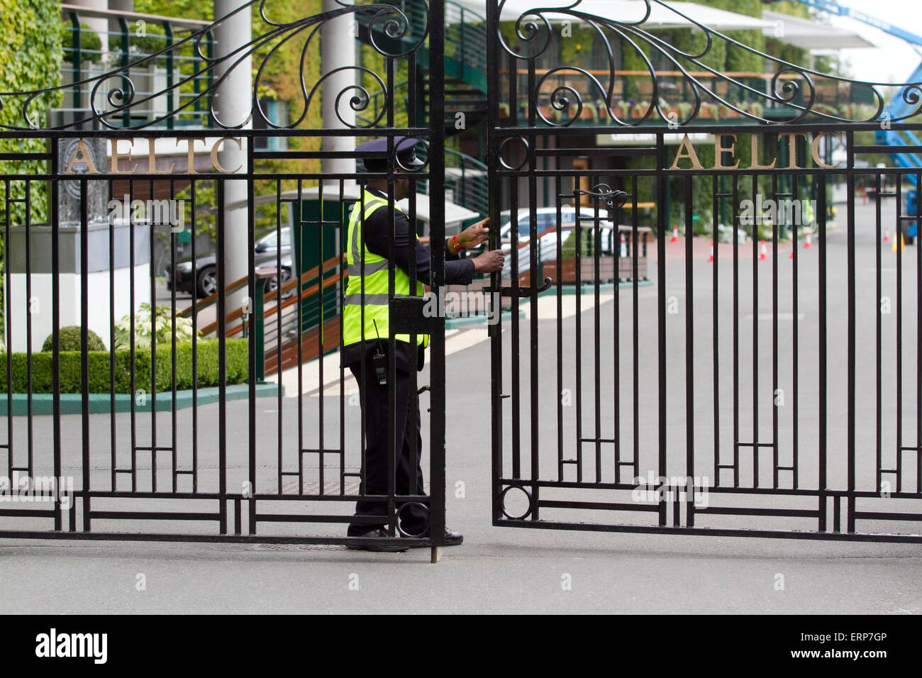 Wimbledon tennis outside gates hi-res stock photography and images - Alamy