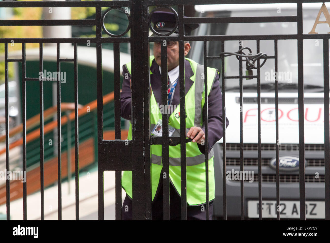 Wimbledon tennis outside gates hi-res stock photography and images - Alamy