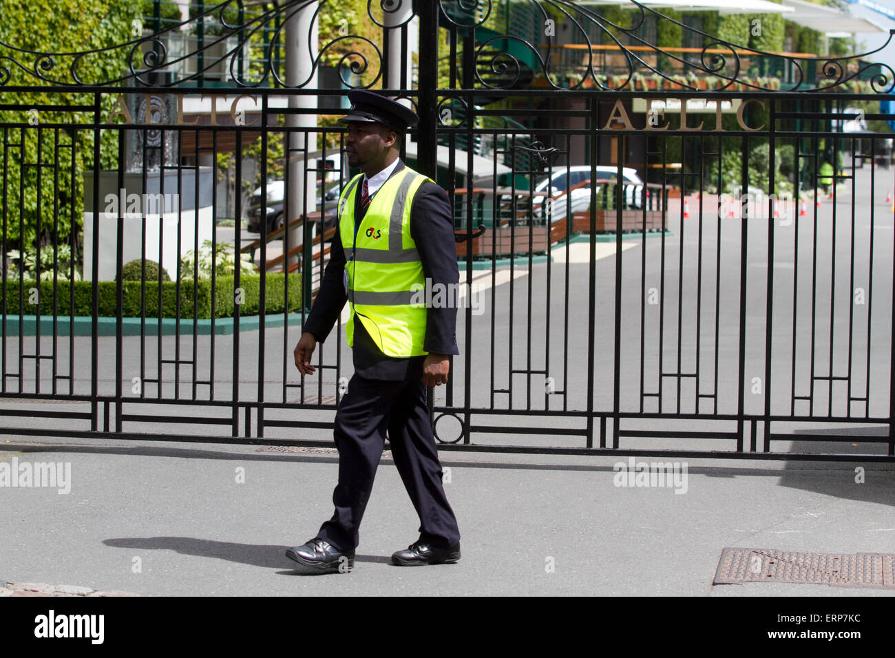 Wimbledon tennis outside gates hi-res stock photography and images - Alamy