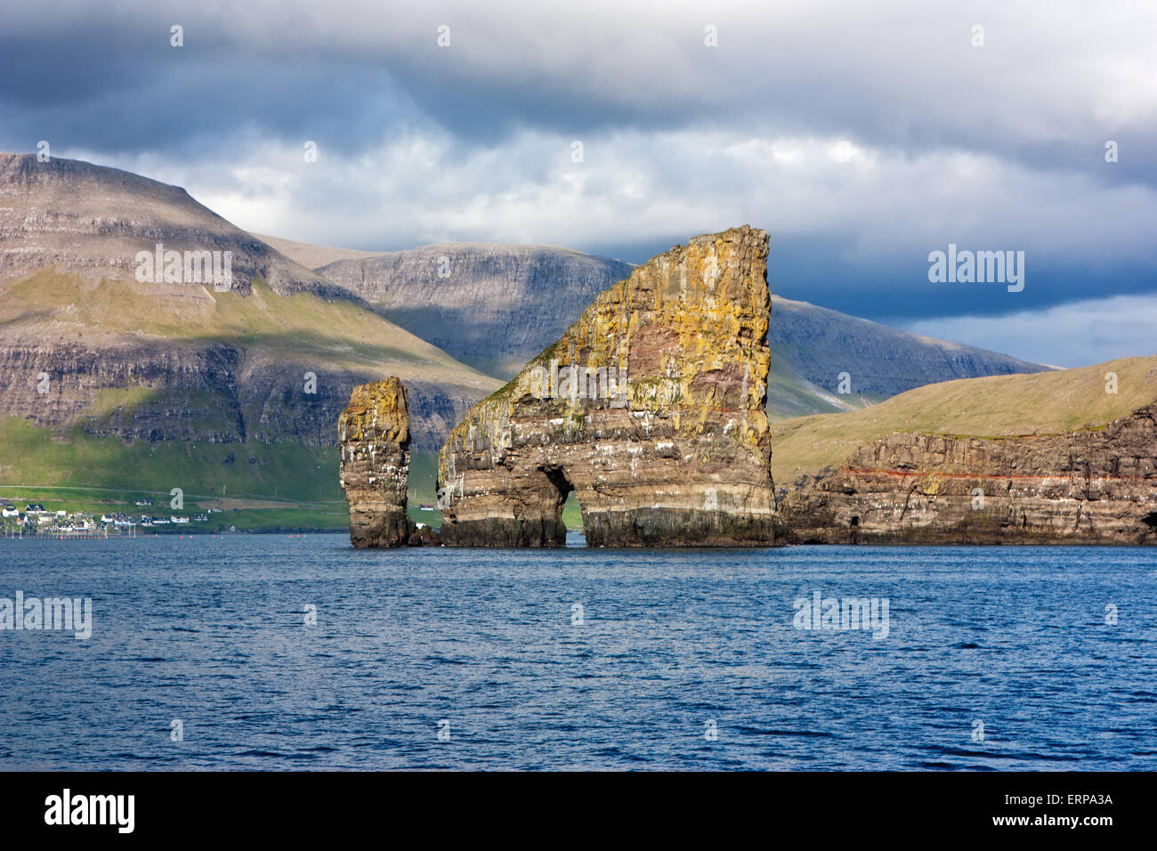 Sea stack sea arch hi-res stock photography and images - Alamy