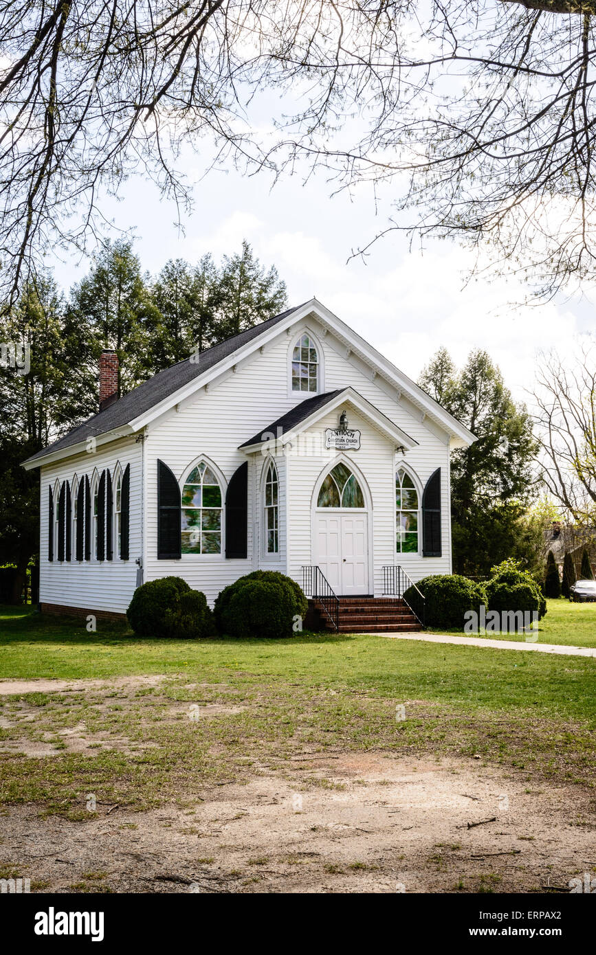 White clapboard christian church hi-res stock photography and images ...