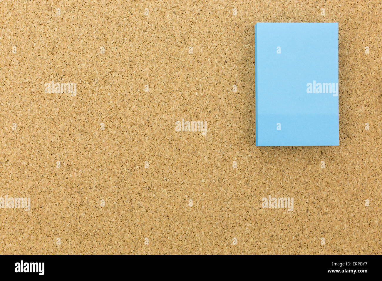 blue post it on cork board Stock Photo - Alamy