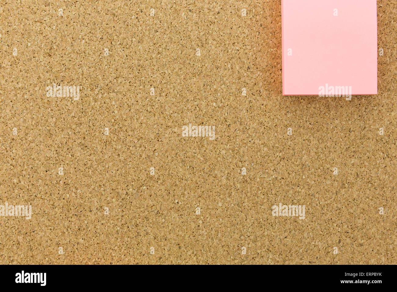 pink note on cork board Stock Photo - Alamy