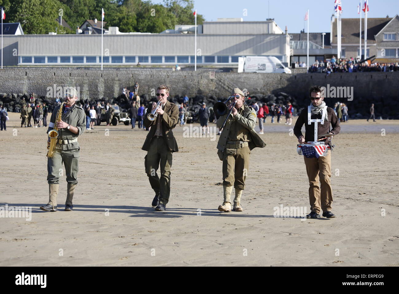 Parade ww2 vehicles hi-res stock photography and images - Alamy