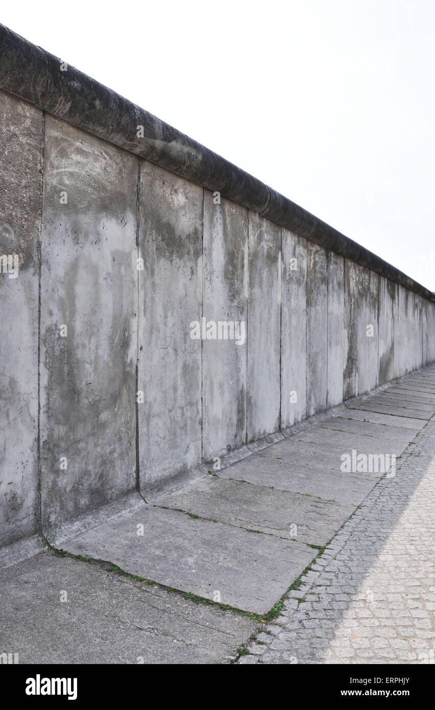 The Berlin wall going into the distance Stock Photo - Alamy