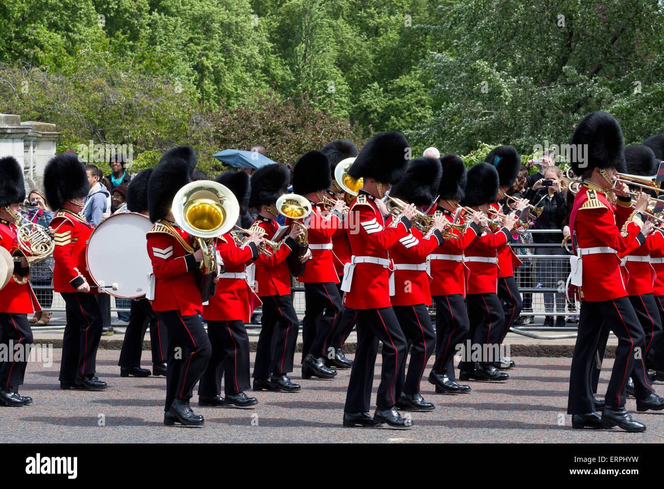 Buckingham palace guard parade hi-res stock photography and images - Alamy