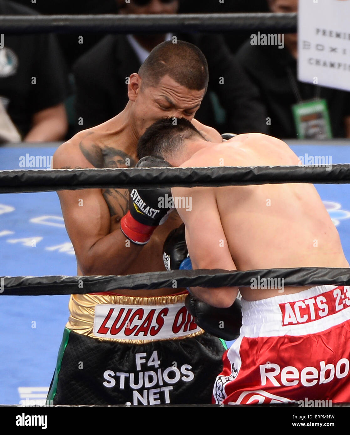 Goes 10 rounds hi-res stock photography and images - Alamy