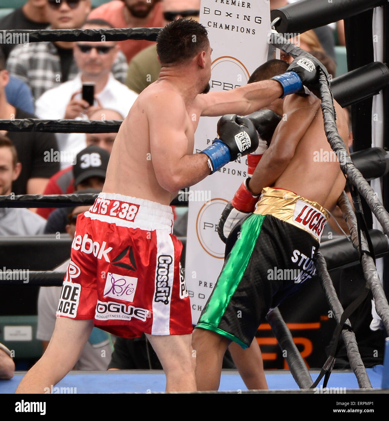 Goes 10 rounds hi-res stock photography and images - Alamy