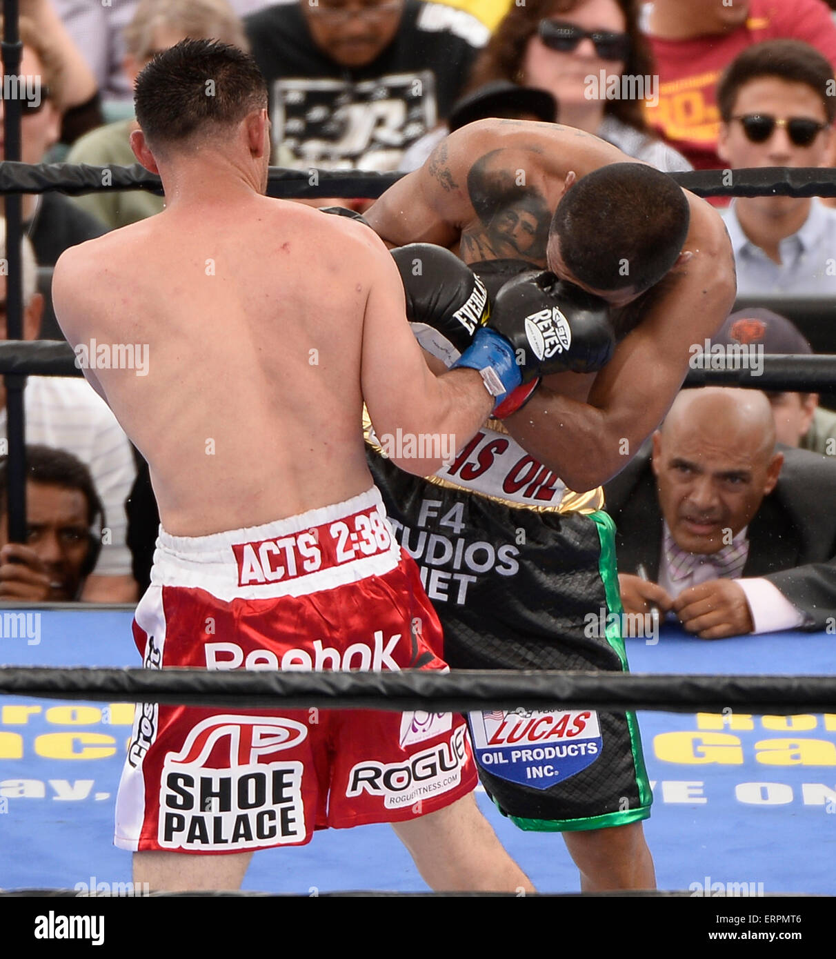 Goes 10 rounds hi-res stock photography and images - Alamy